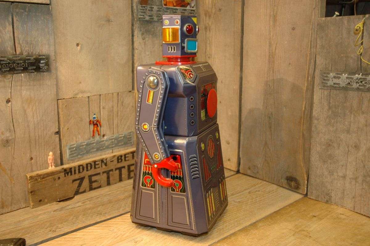 Modern Toys - Target Robot - Vintage Spacetoys