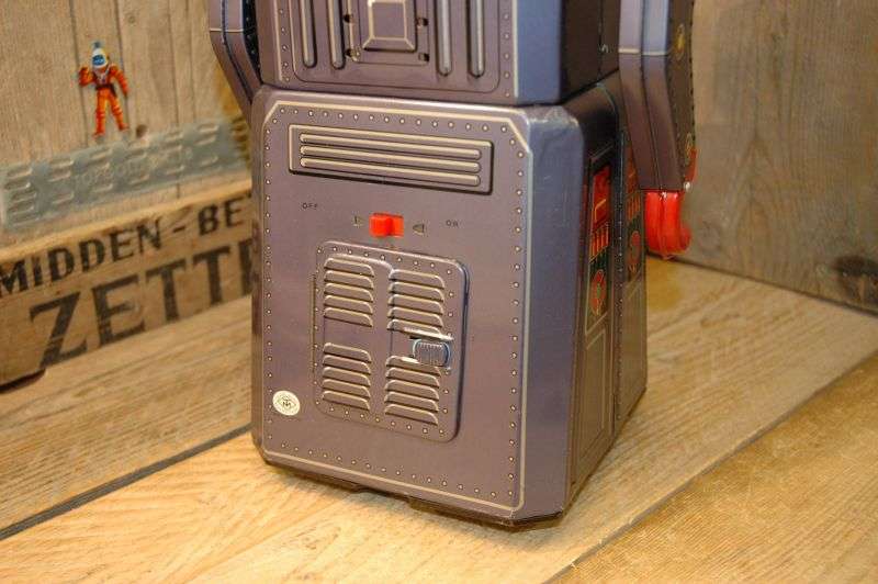Modern Toys - Target Robot - Vintage Spacetoys