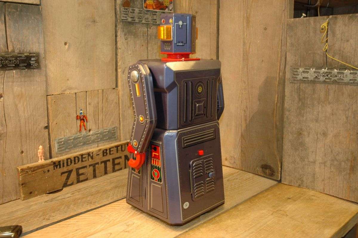 Modern Toys - Target Robot - Vintage Spacetoys