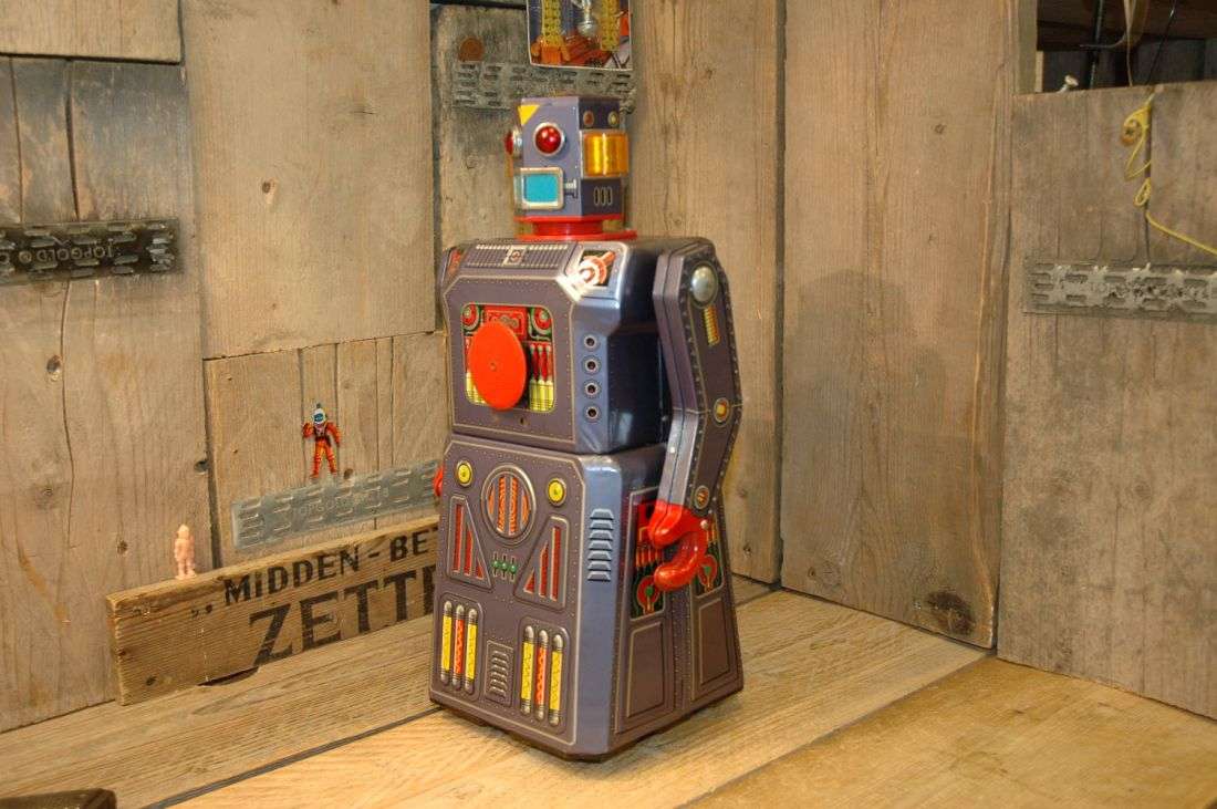 Modern Toys - Target Robot - Vintage Spacetoys