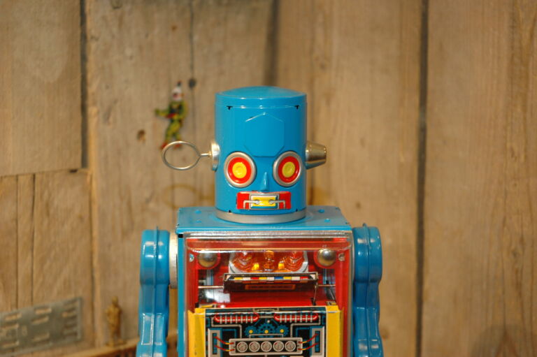 Metal House - Fighting Robot - Vintage Spacetoys