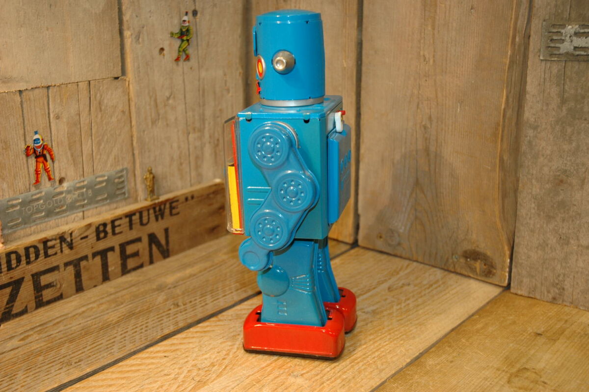 Metal House - Fighting Robot - Vintage Spacetoys