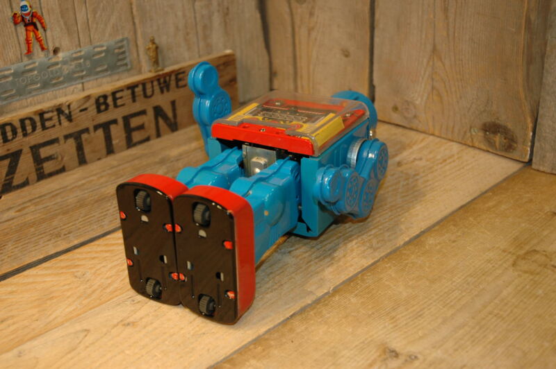 Metal House - Fighting Robot - Vintage Spacetoys