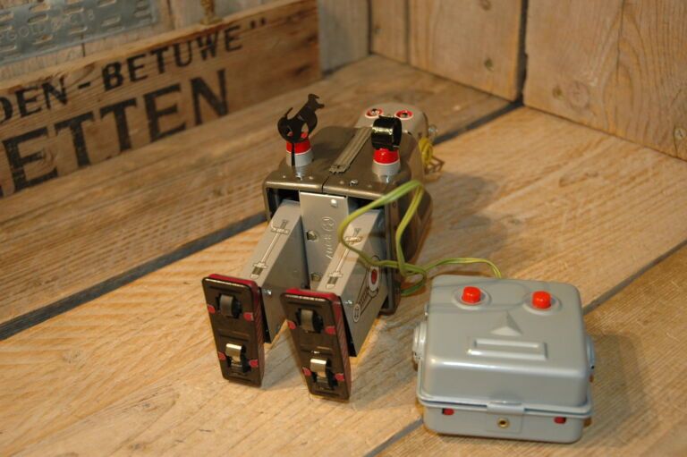 Tin Tom Toys - Radar Robot - Vintage Spacetoys